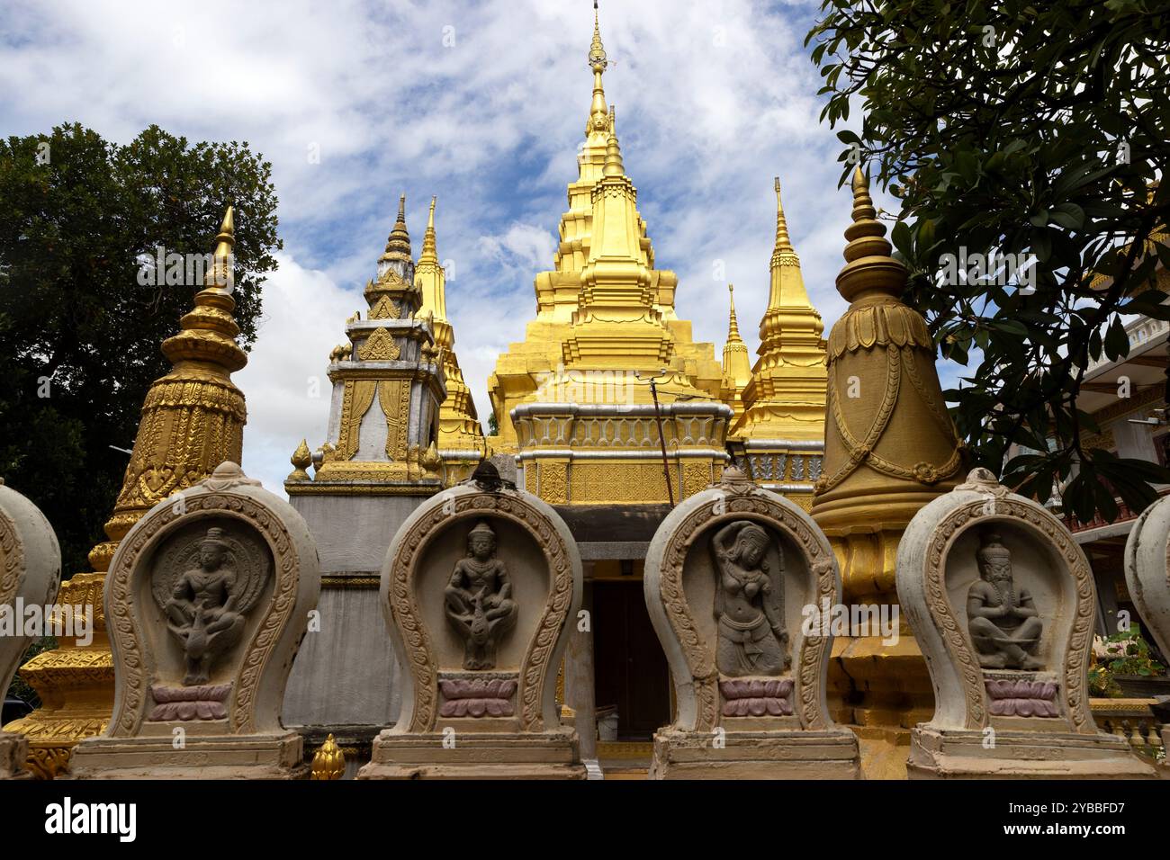 Wat Ounalom Monastery, Phnom Penh, Cambodia Stock Photo - Alamy