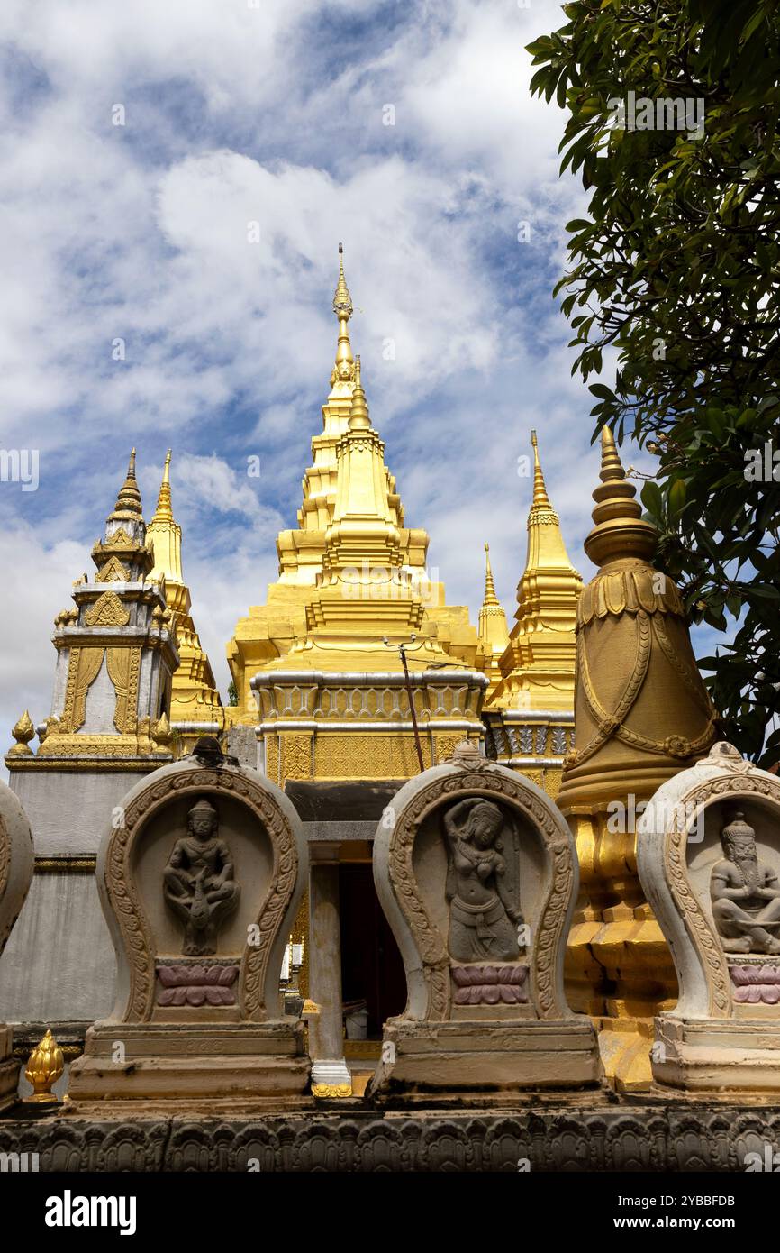 Wat Ounalom Monastery, Phnom Penh, Cambodia Stock Photo - Alamy