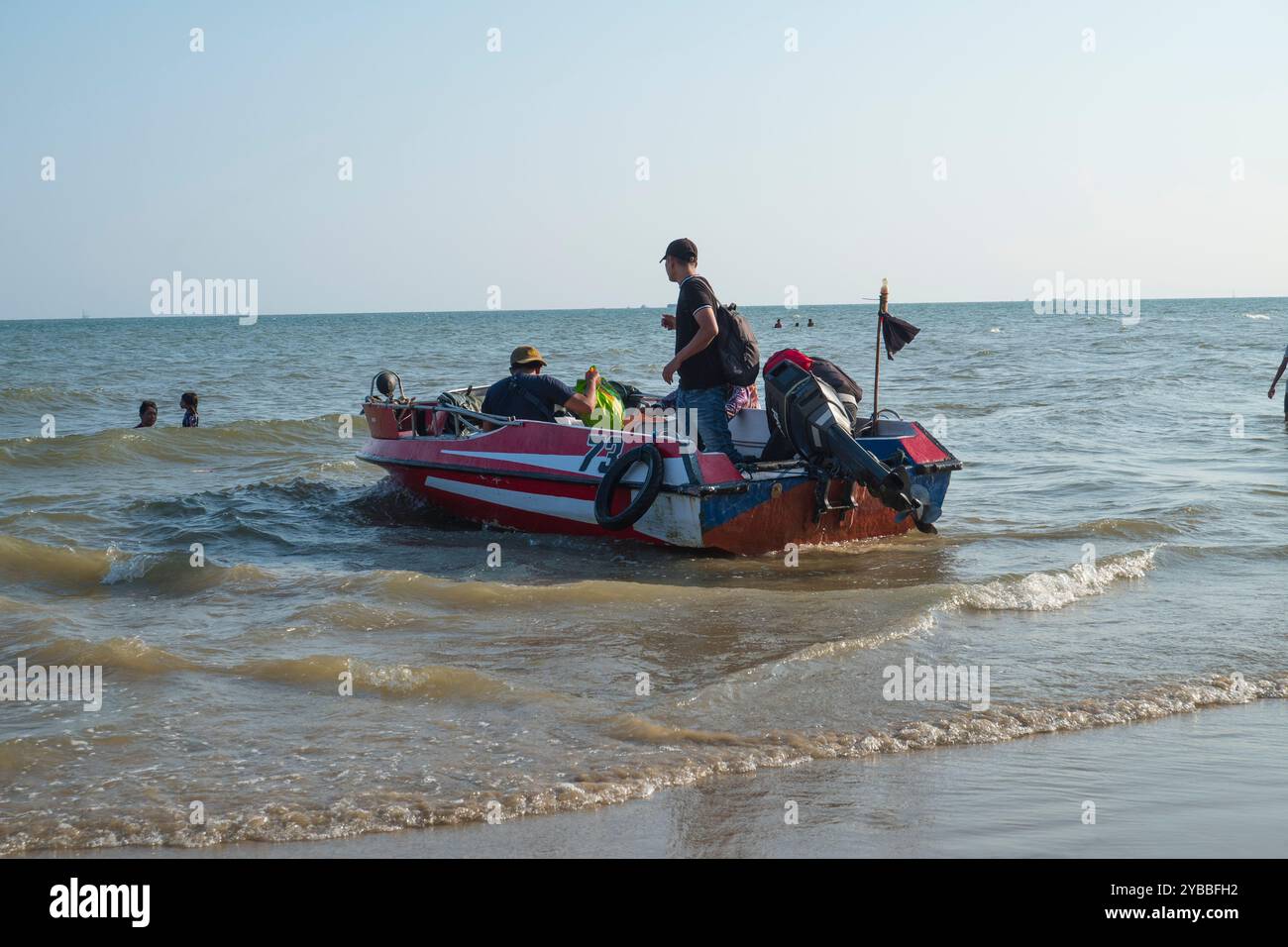 Speedboat swimming hi-res stock photography and images - Alamy