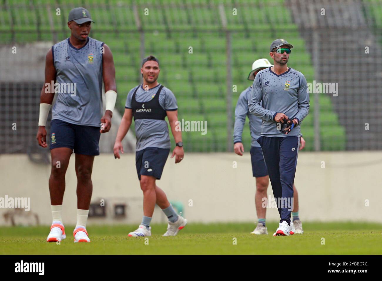 Lungi Ngidi (L) during South Africa Team attends practice session at ...