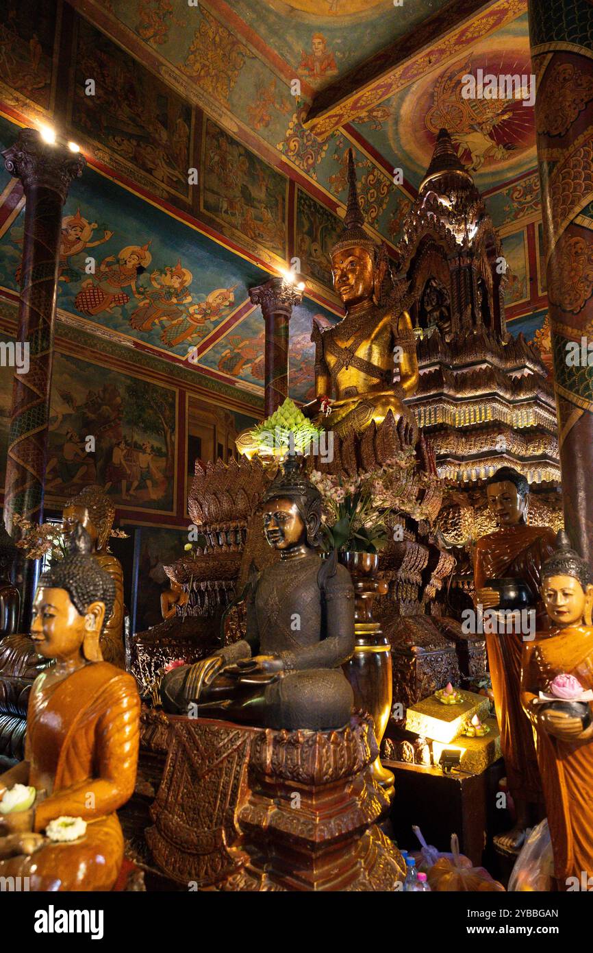 Buddha statues at Wat Phnom, Phnom Penh, Cambodia Stock Photo - Alamy
