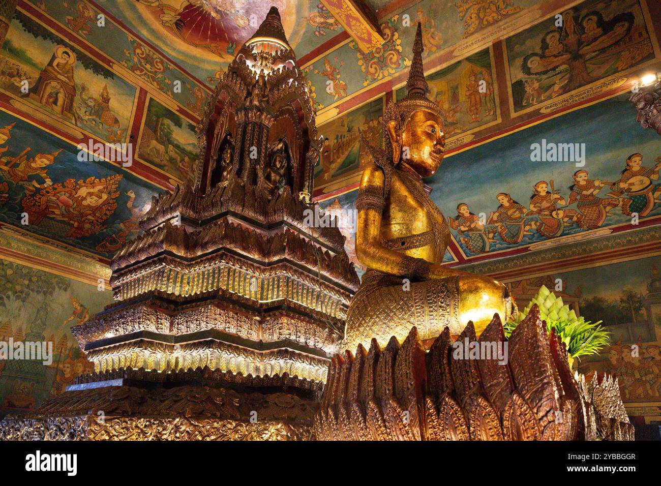 Buddha statue at Wat Phnom, Phnom Penh, Cambodia Stock Photo - Alamy