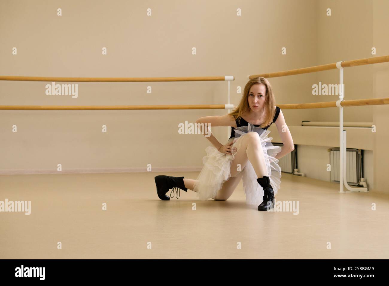 Kneeling stance hi-res stock photography and images - Alamy