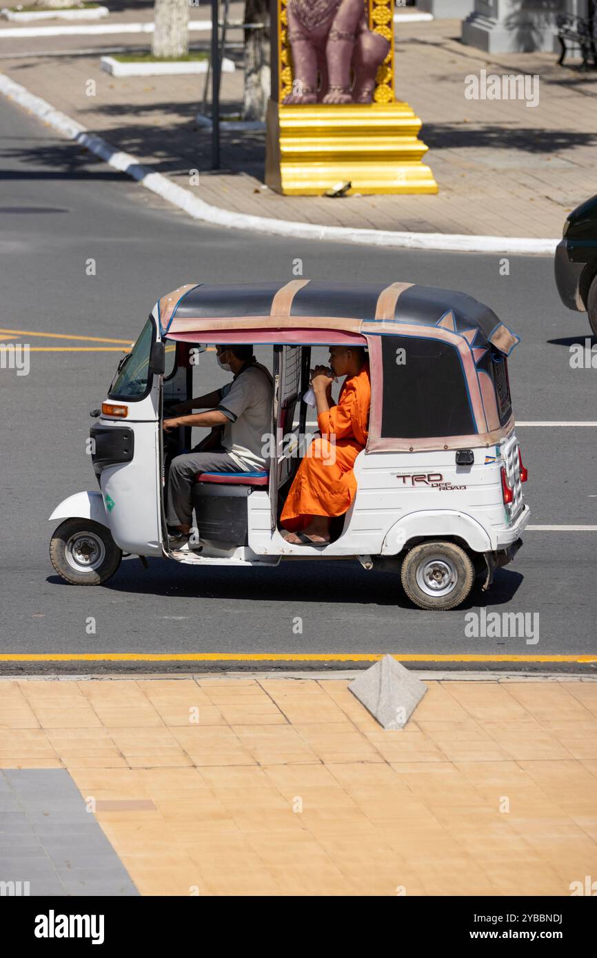 Auto rickshaw (tuk-tuk) in downtown Phnom Penh, Cambodia Stock Photo ...