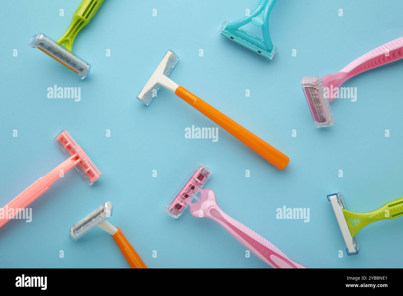 Many women razors on the blue background. Top view Stock Photo - Alamy
