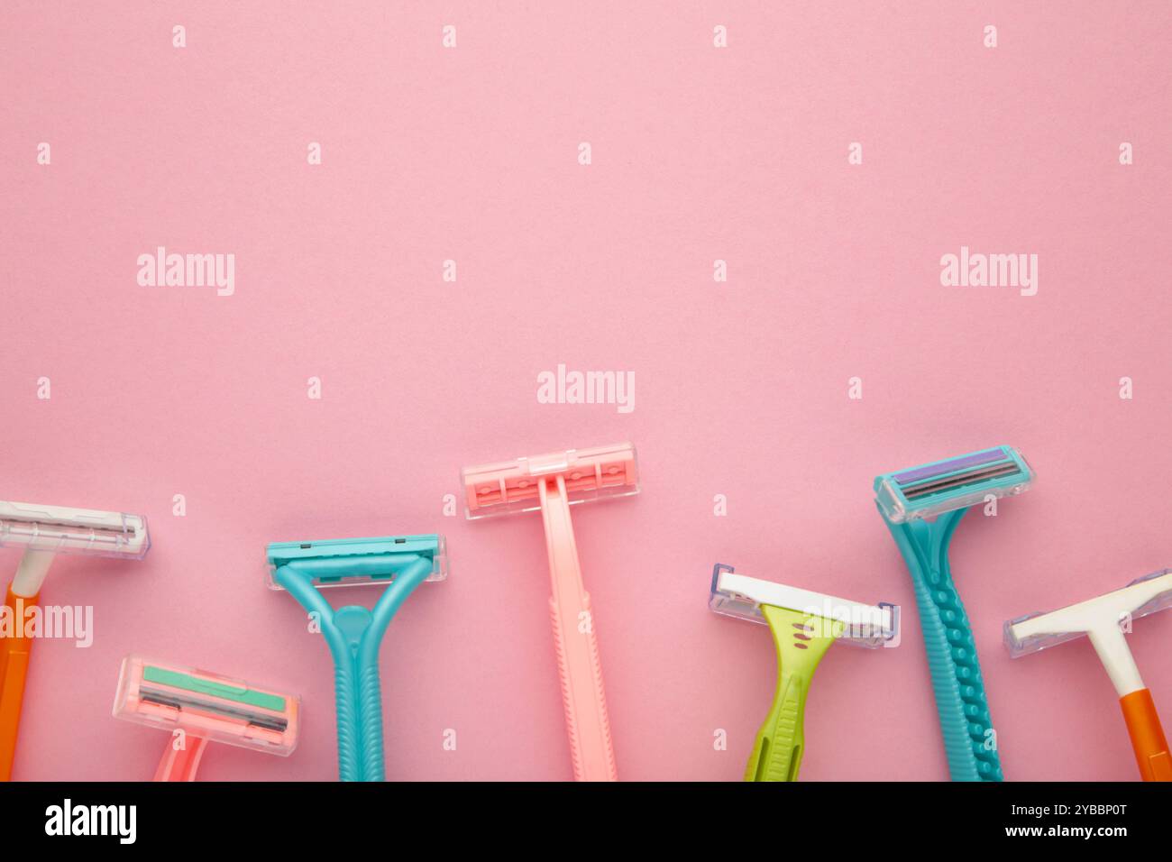 many women razors on the pink background. Top view Stock Photo - Alamy