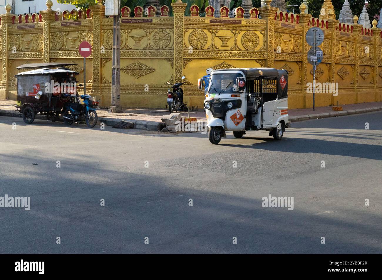 Auto rickshaw (tuk-tuk) in downtown Phnom Penh, Cambodia Stock Photo ...