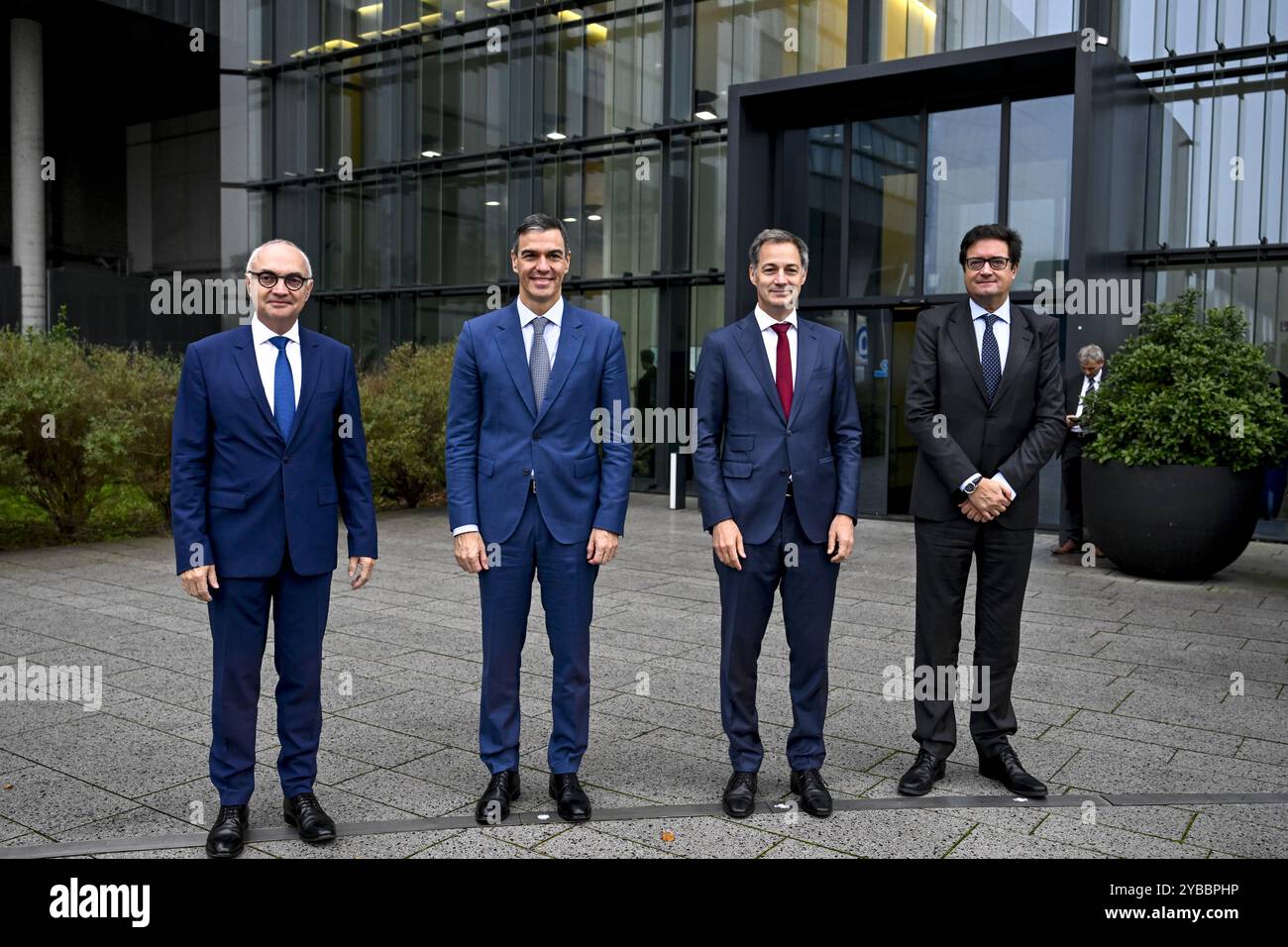 Leuven, Belgium. 18th Oct, 2024. Imec CEO Luc Van den hove (L), Prime ...