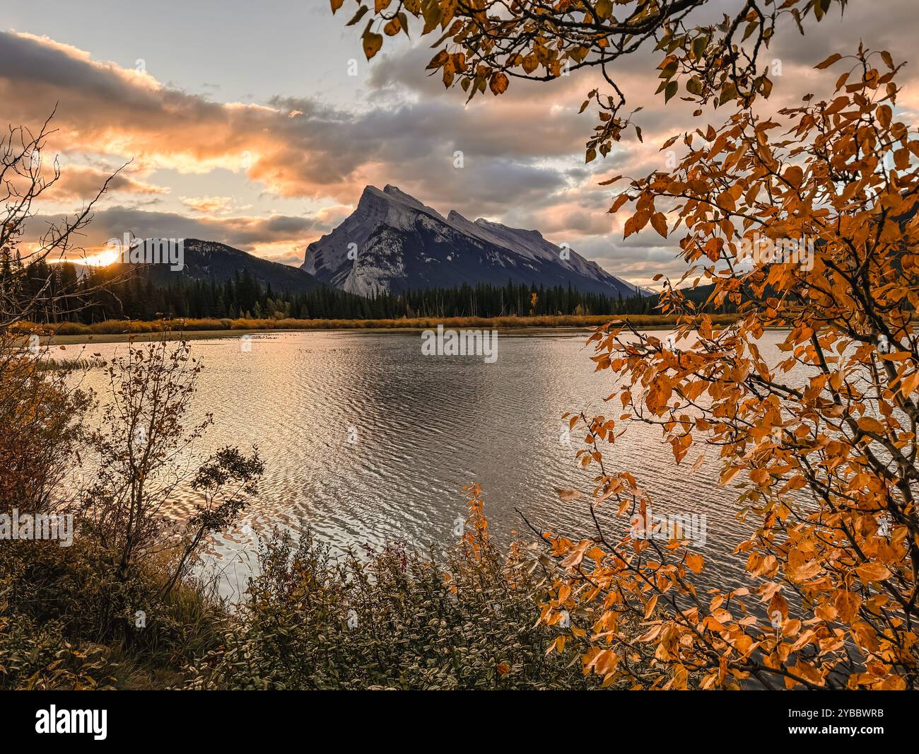Beautiful sunrise at Vermillion Lakes, Banff National Park, Canada ...