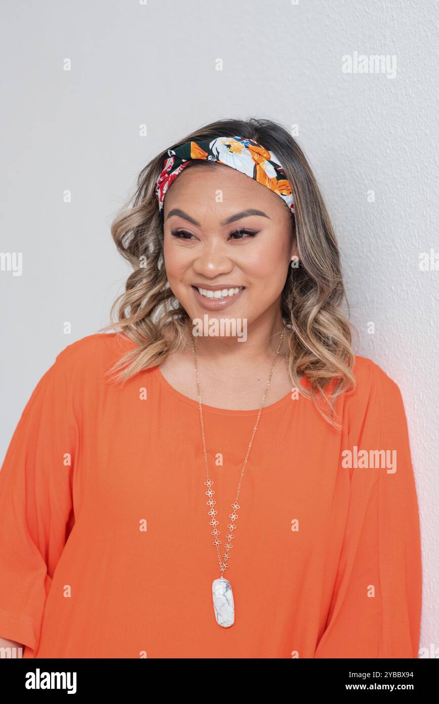 Filipino woman smiling and wearing a head band Stock Photo - Alamy