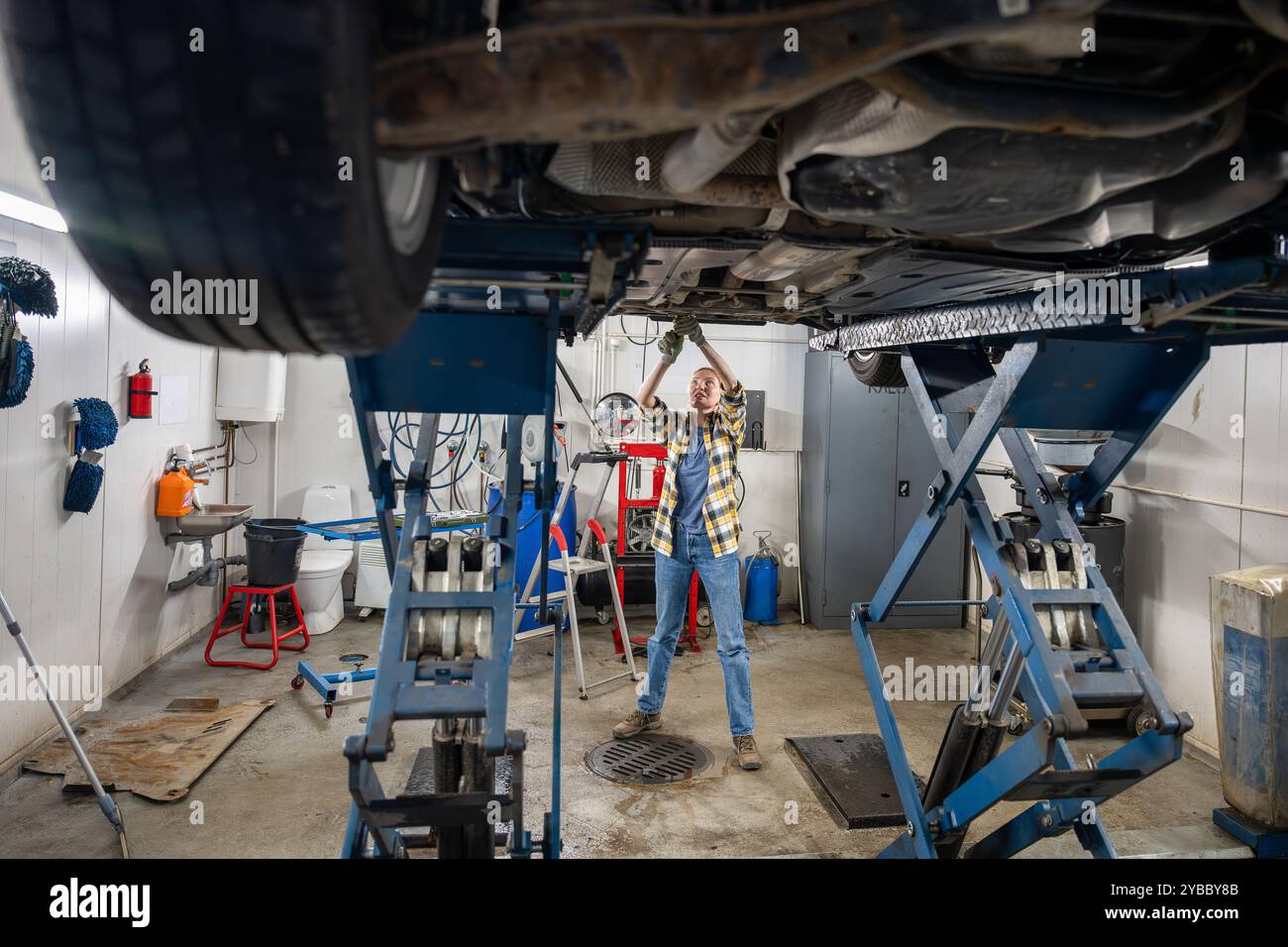 Side view female mechanic hi-res stock photography and images - Alamy