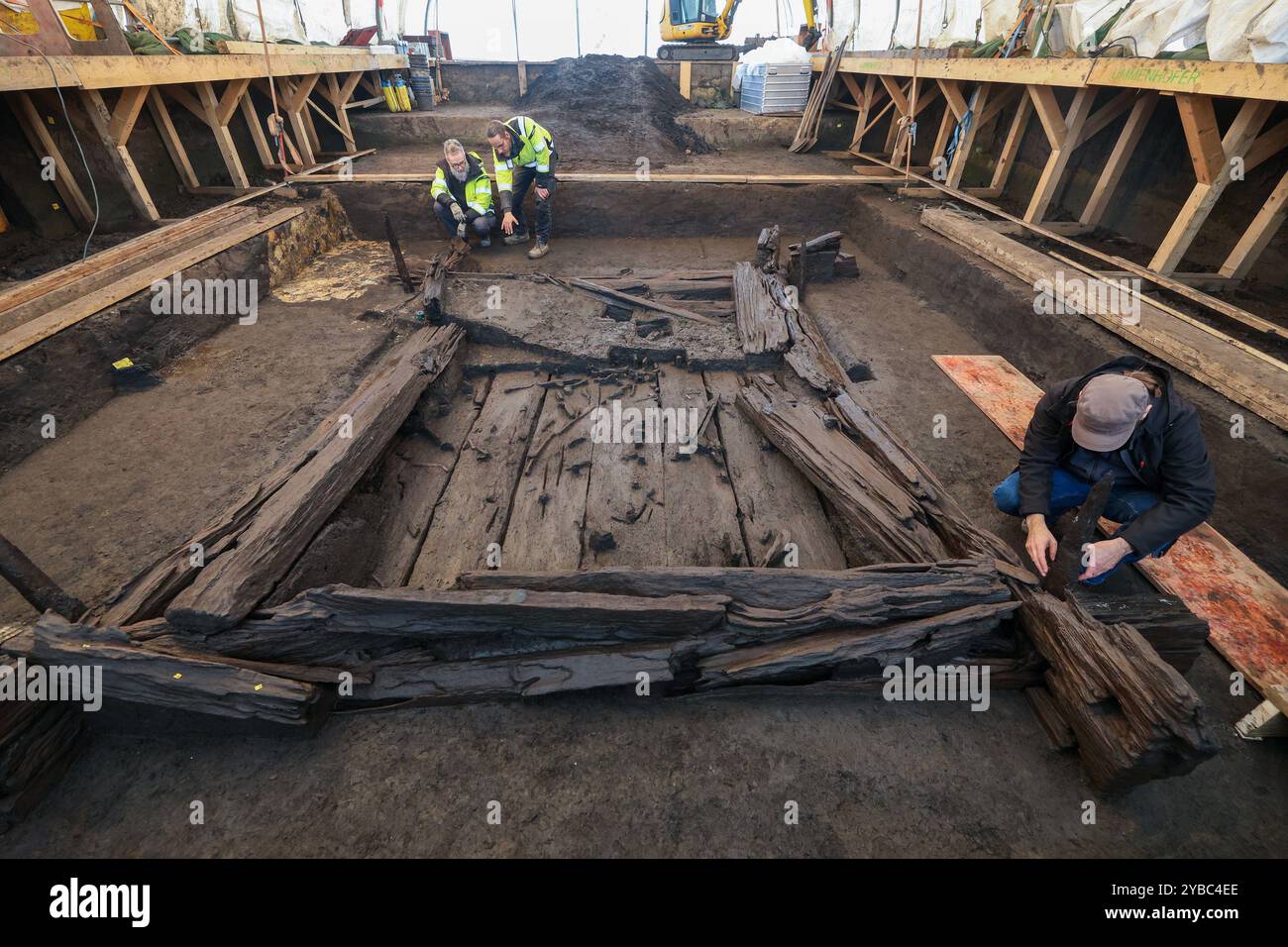Riedlingen, Germany. 18th Oct, 2024. Employees from the State Office ...