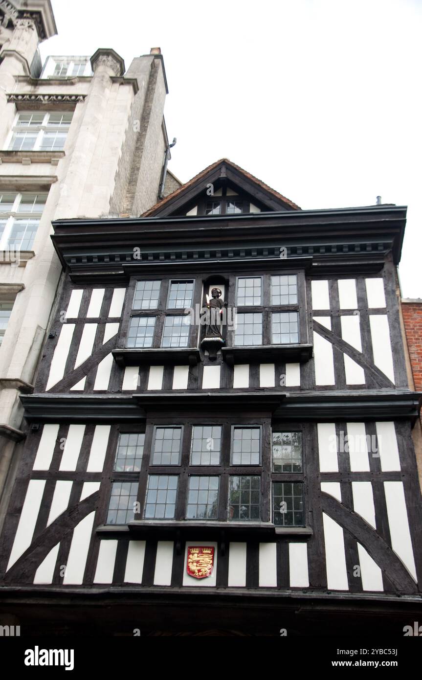 Tudor style house over the gateway hi-res stock photography and images ...