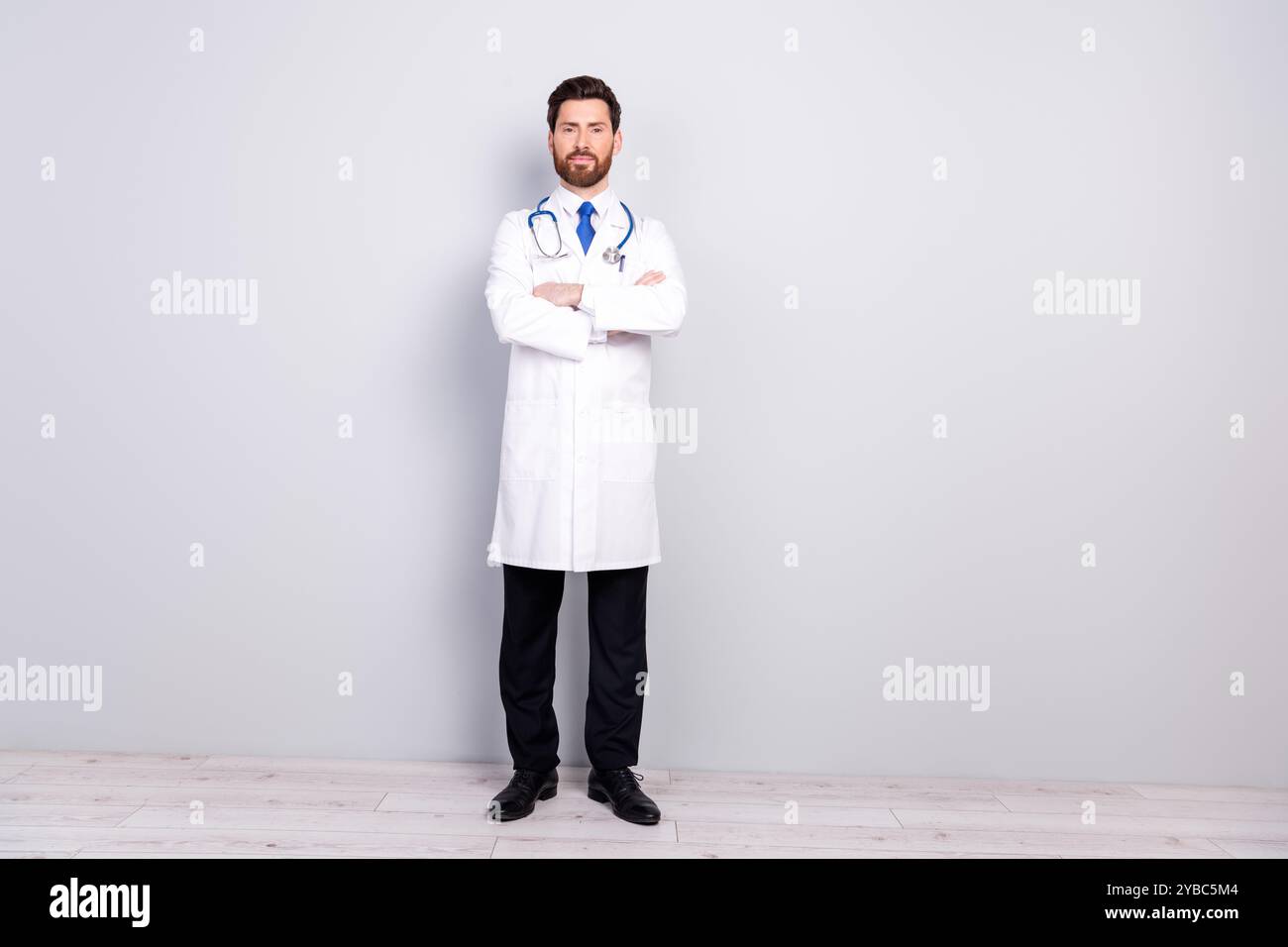 Full body portrait of experienced doctor man folded arms empty space ...