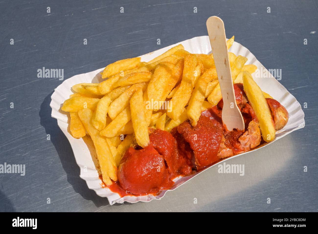 Currywurst mit Pommes von Curry 36 am Zoo, Charlottenburg ...