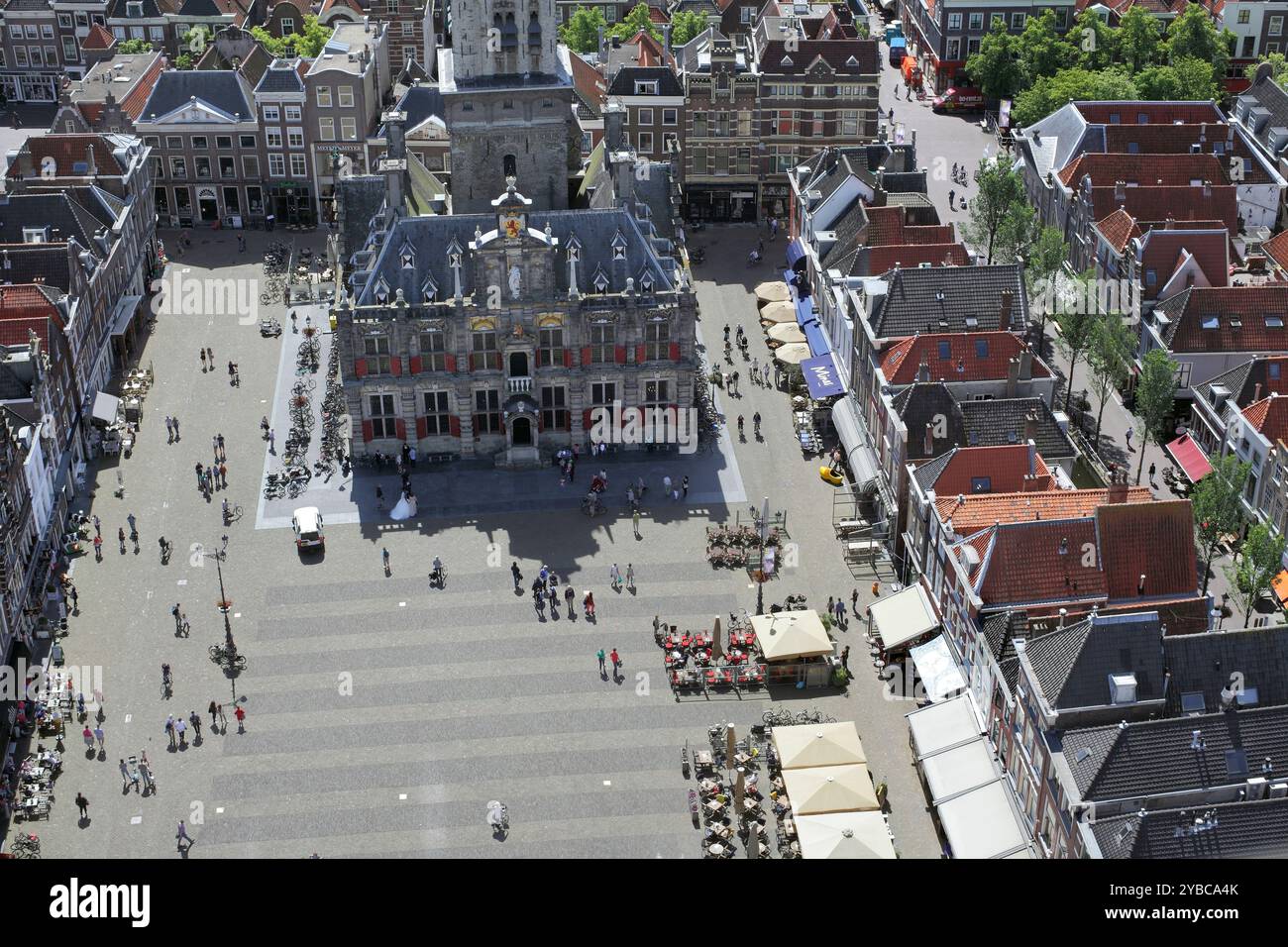 A view of the Market Square in Delft with the City Hall in the centre ...