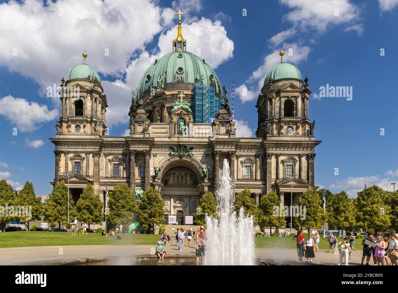 People cooling down at the Lustgarten park fountain in hot weather ...