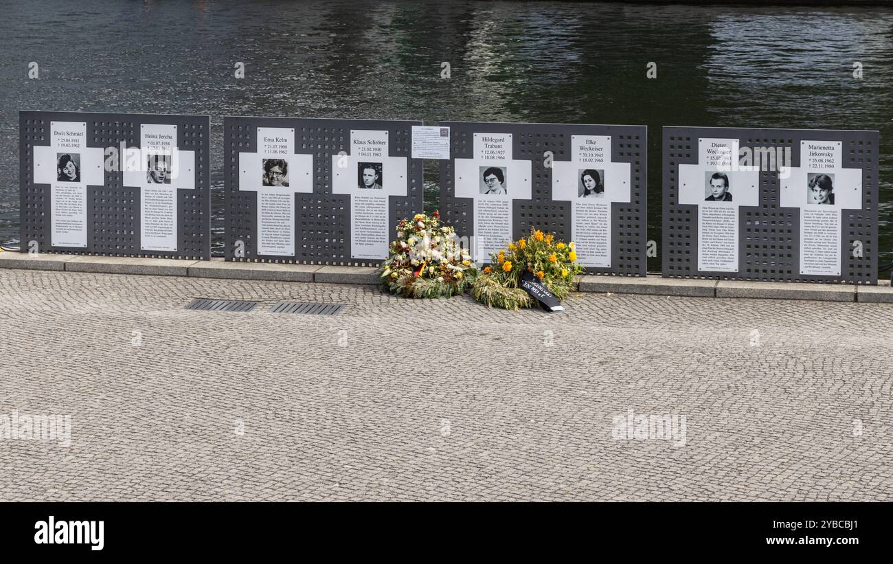 Memorial plaques to victims who died trying to escape from East Berlin ...