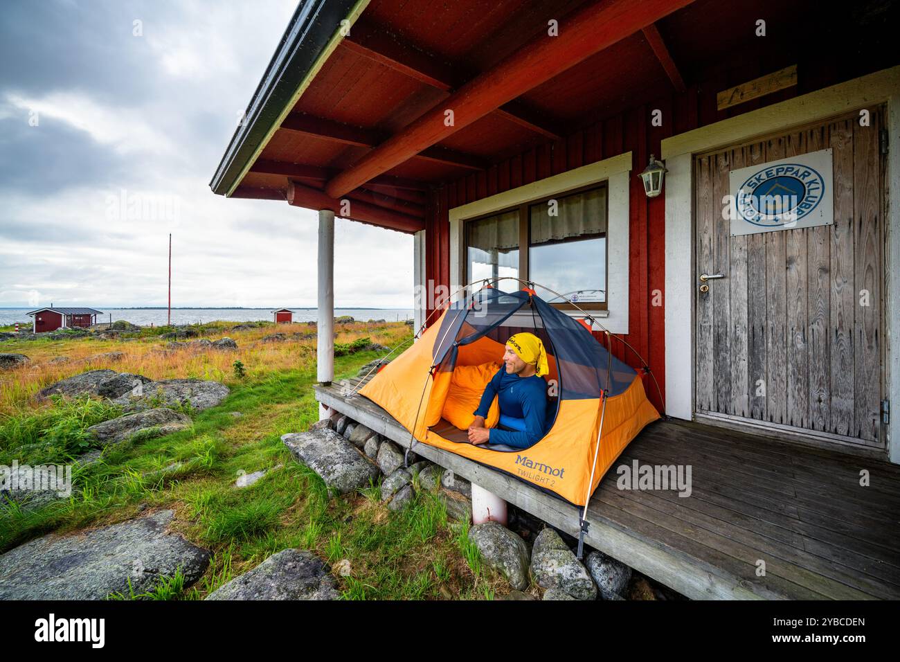 Sleeping camp cabin hi-res stock photography and images - Alamy