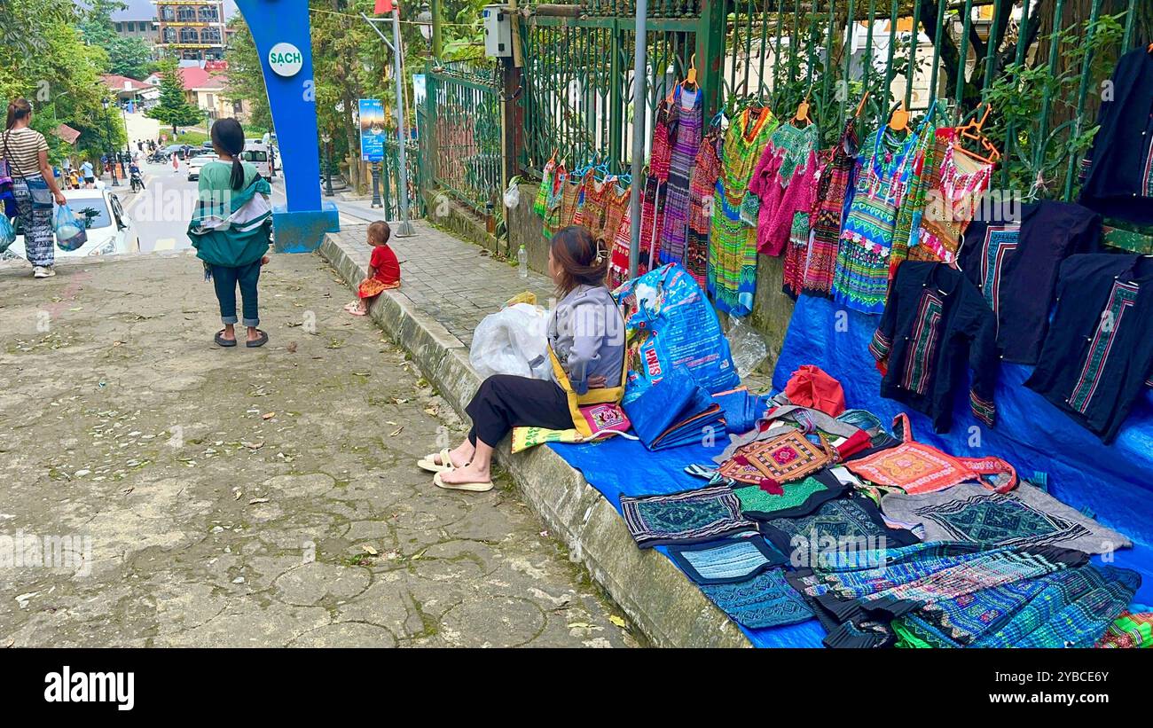 Sidewalk stalls of ethnic people in the center of Sapa - Sa Pa town ...
