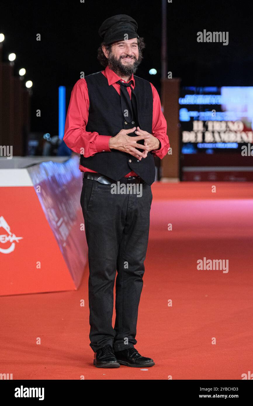 Vinicio Capossela attends the red carpet for the movie "Natale fouri ...