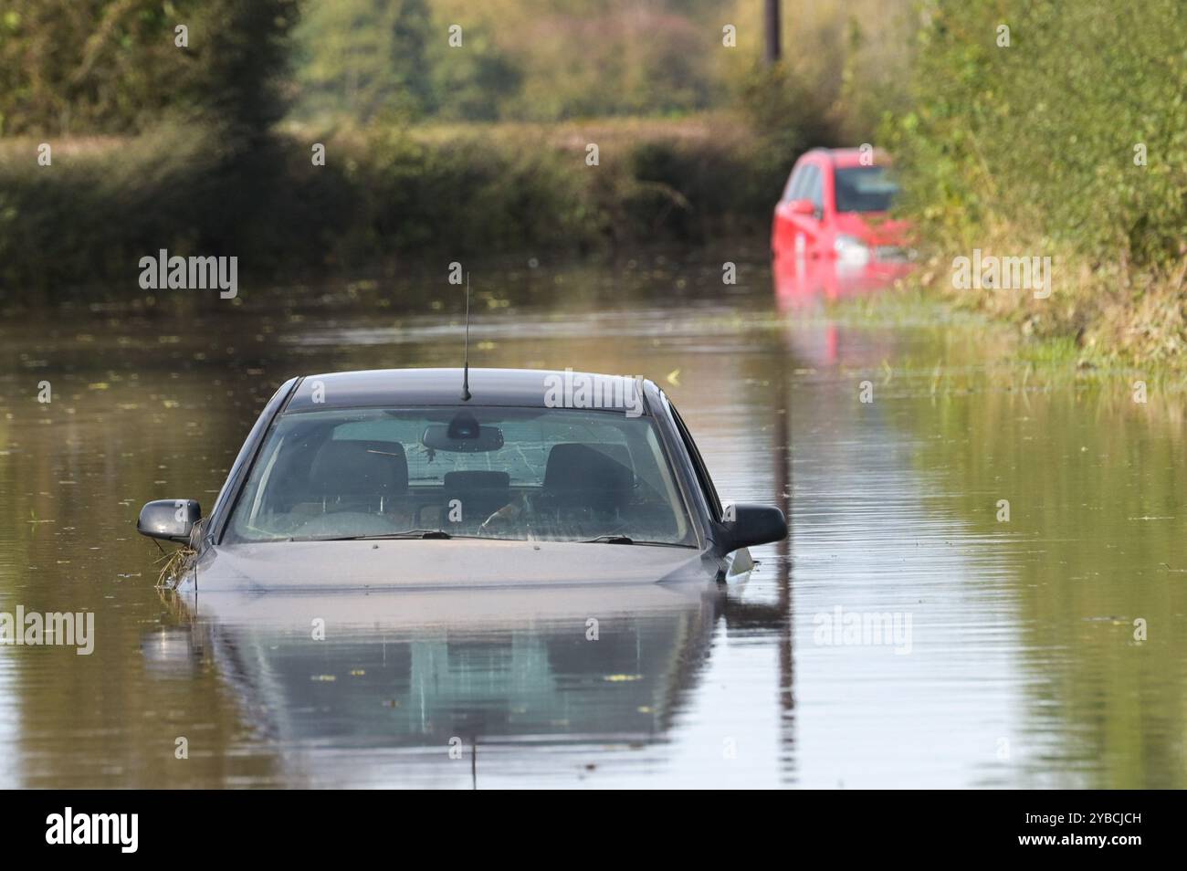 Lindridge, Worcestershire 18th October, 2024. Cars flooded on the A443 ...