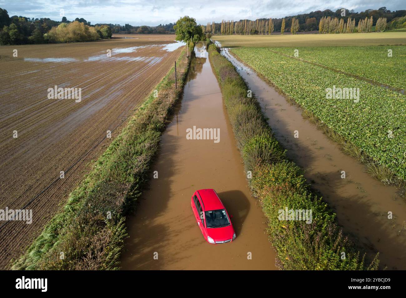 Lindridge, Worcestershire 18th October, 2024. Cars flooded on the A443 ...