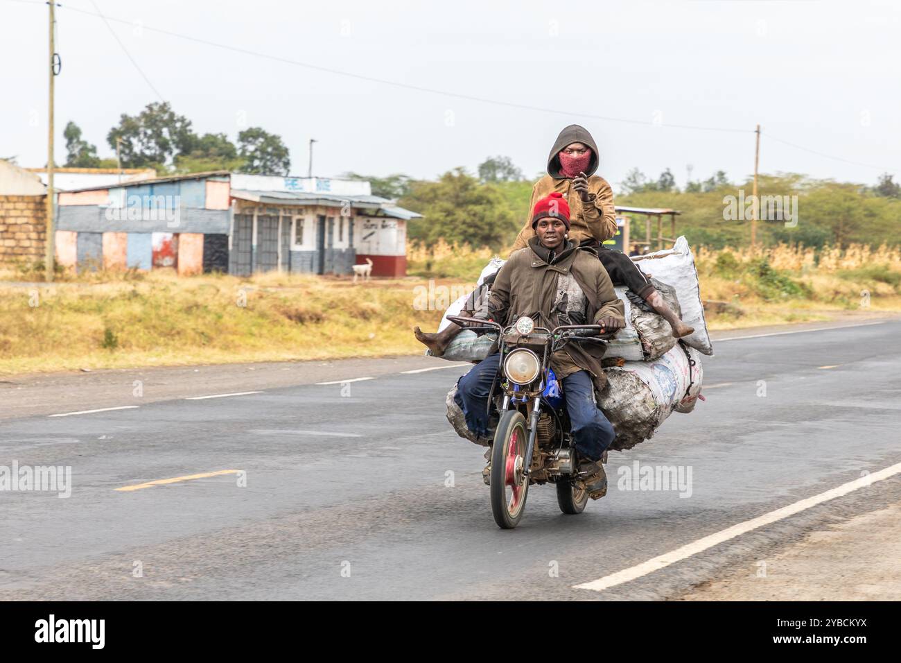 African man carrying cargo hi-res stock photography and images - Alamy