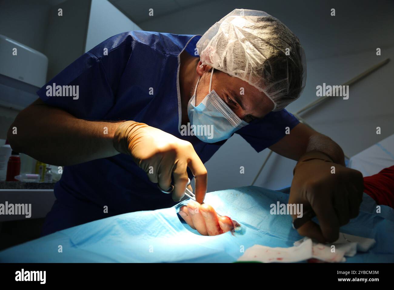 Manosque, France. 24 December 2018. A doctor put stiches on the finger ...