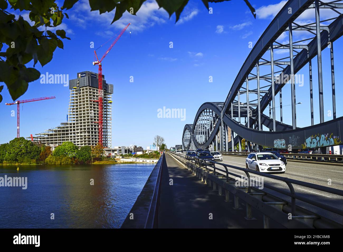Neue Elbbrücke und Bauprojekt Elbtower, Baustelle in der Hafencity in ...