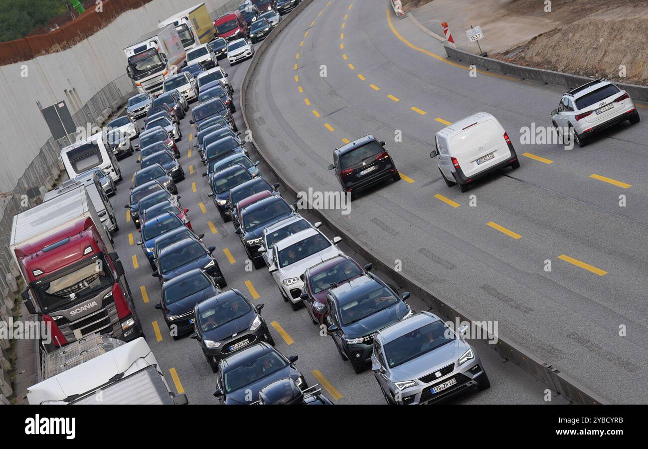 18 October 2024, Hamburg: Cars and trucks are jammed on the A7 highway ...