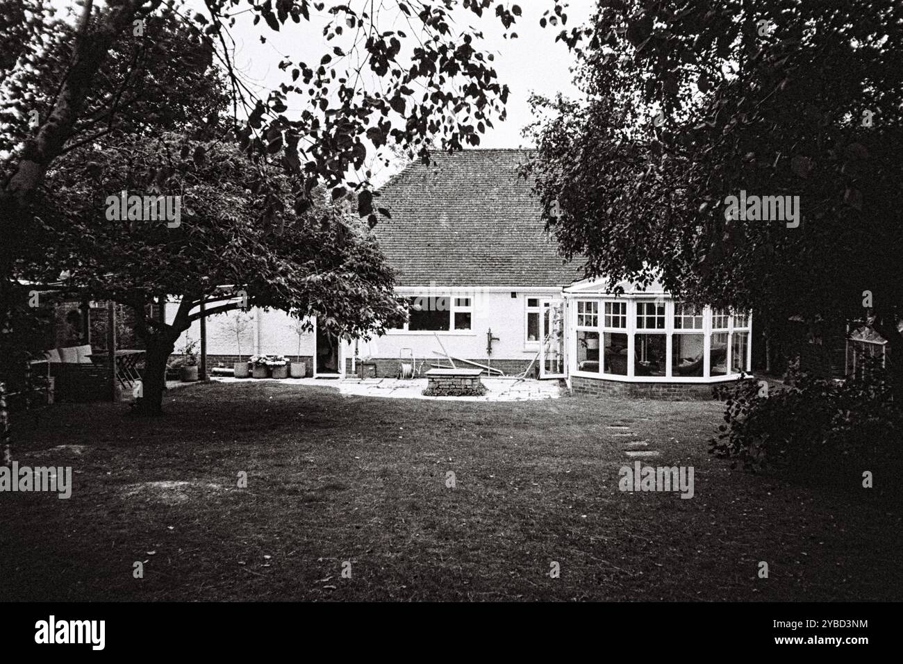 English back garden hi-res stock photography and images - Alamy