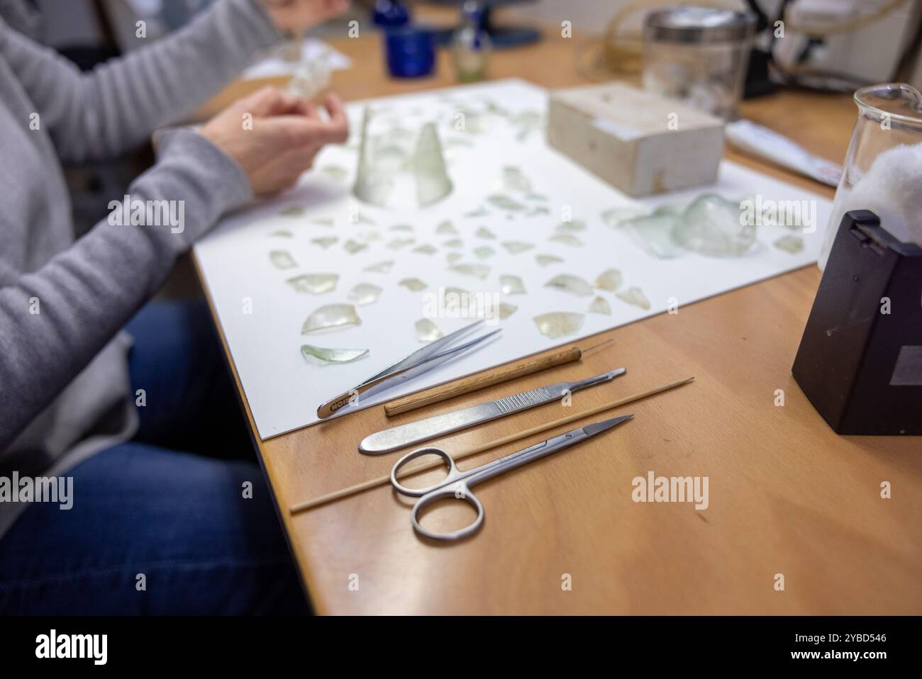 Bonn, Germany. 18th Oct, 2024. Restorer Christiane Dirsch works on a ...
