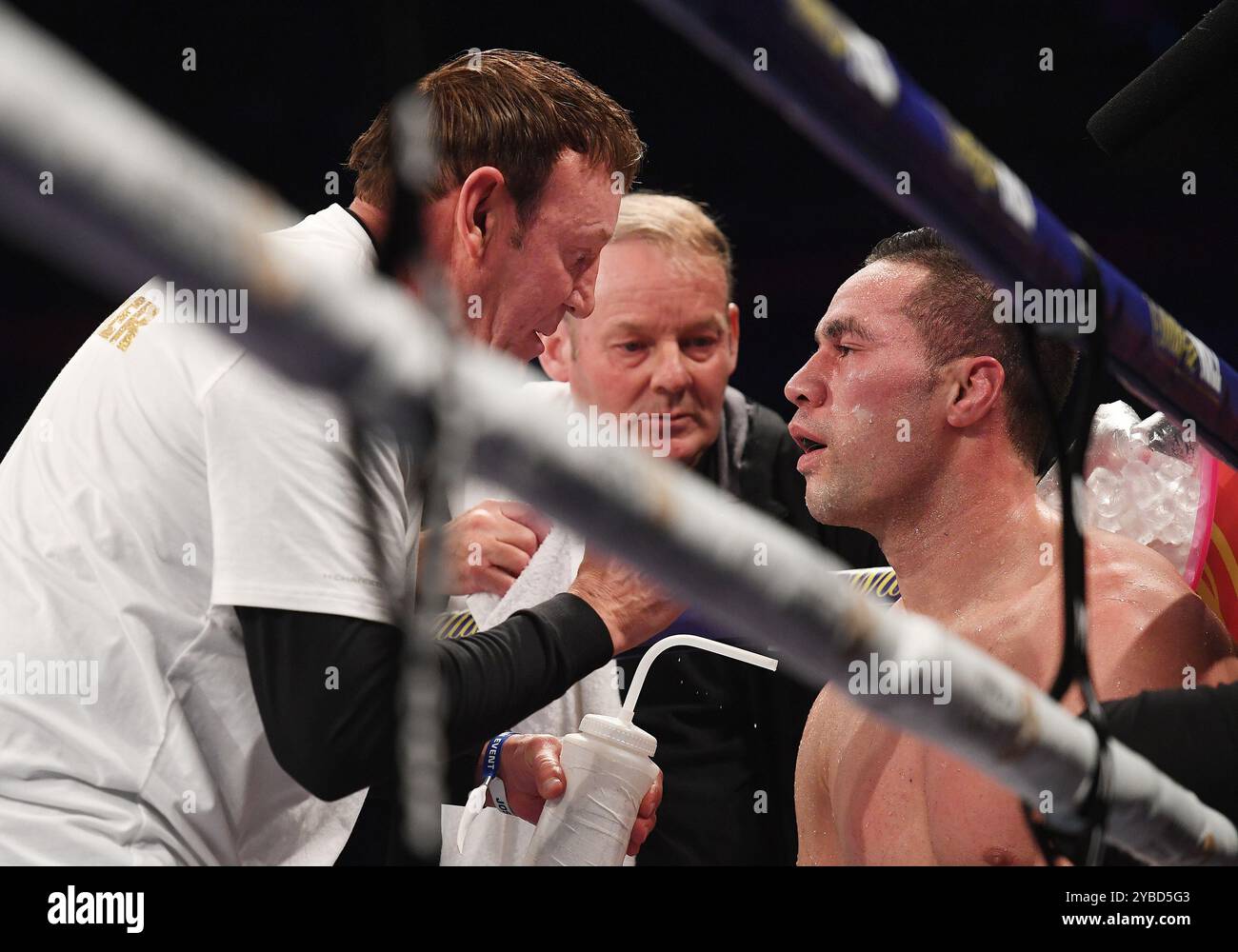 Heavyweight boxing unification fight hi-res stock photography and images - Alamy