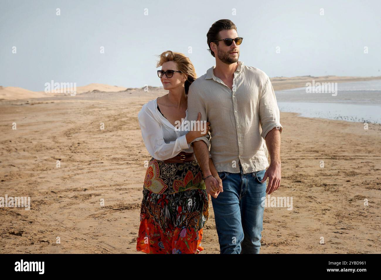 Lonely Planet Laura Dern & Liam Hemsworth Stock Photo - Alamy