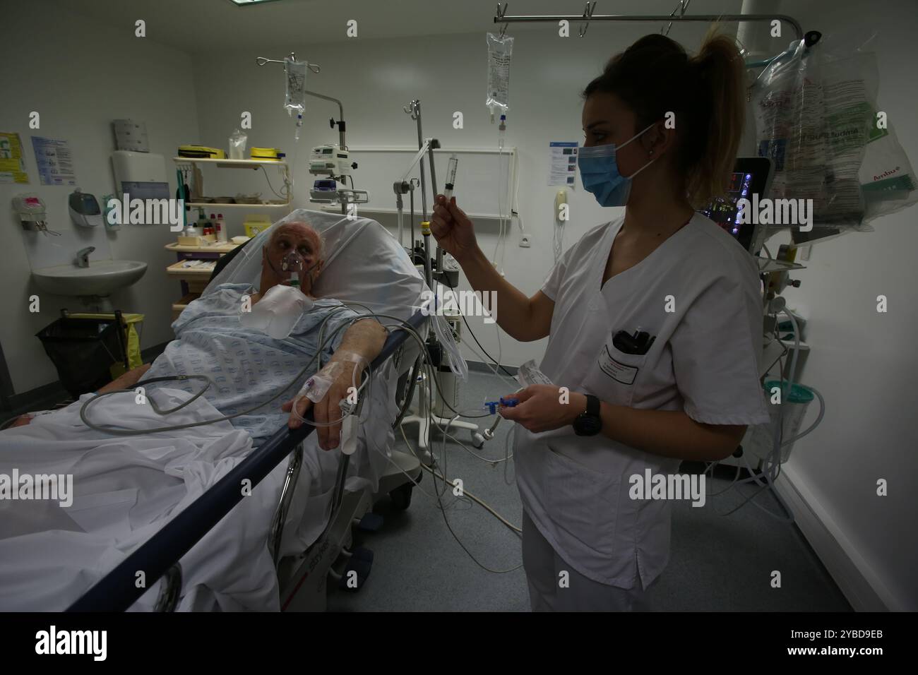 Manosque, France. 24 December 2018. A patient is treated at the Louis ...