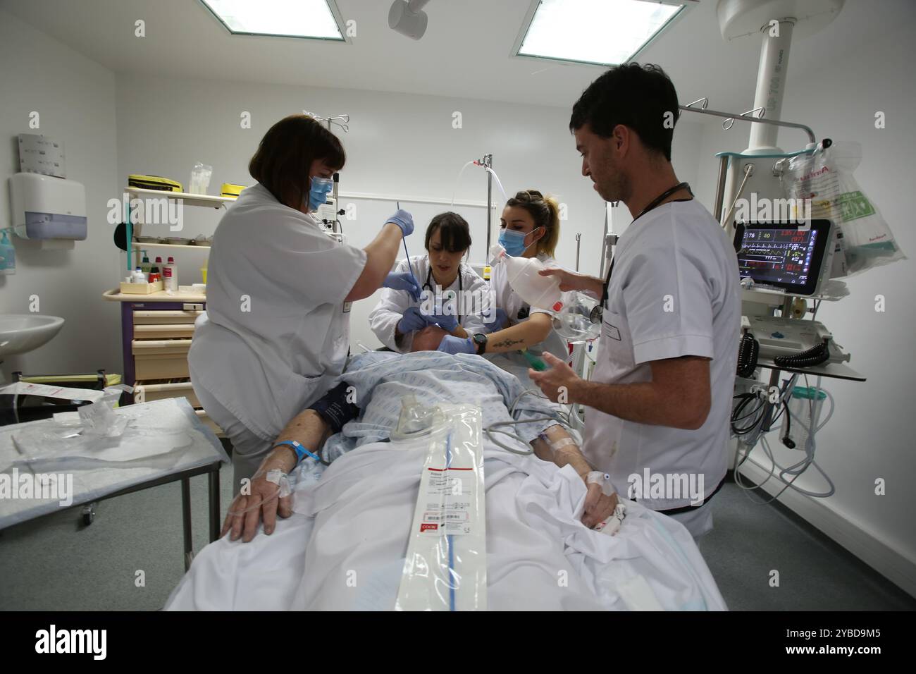 Manosque, France. 24 December 2018. A patient is treated in an ...