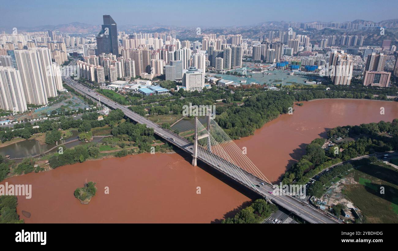 (241018) -- LANZHOU, Oct. 18, 2024 (Xinhua) -- An aerial drone photo ...