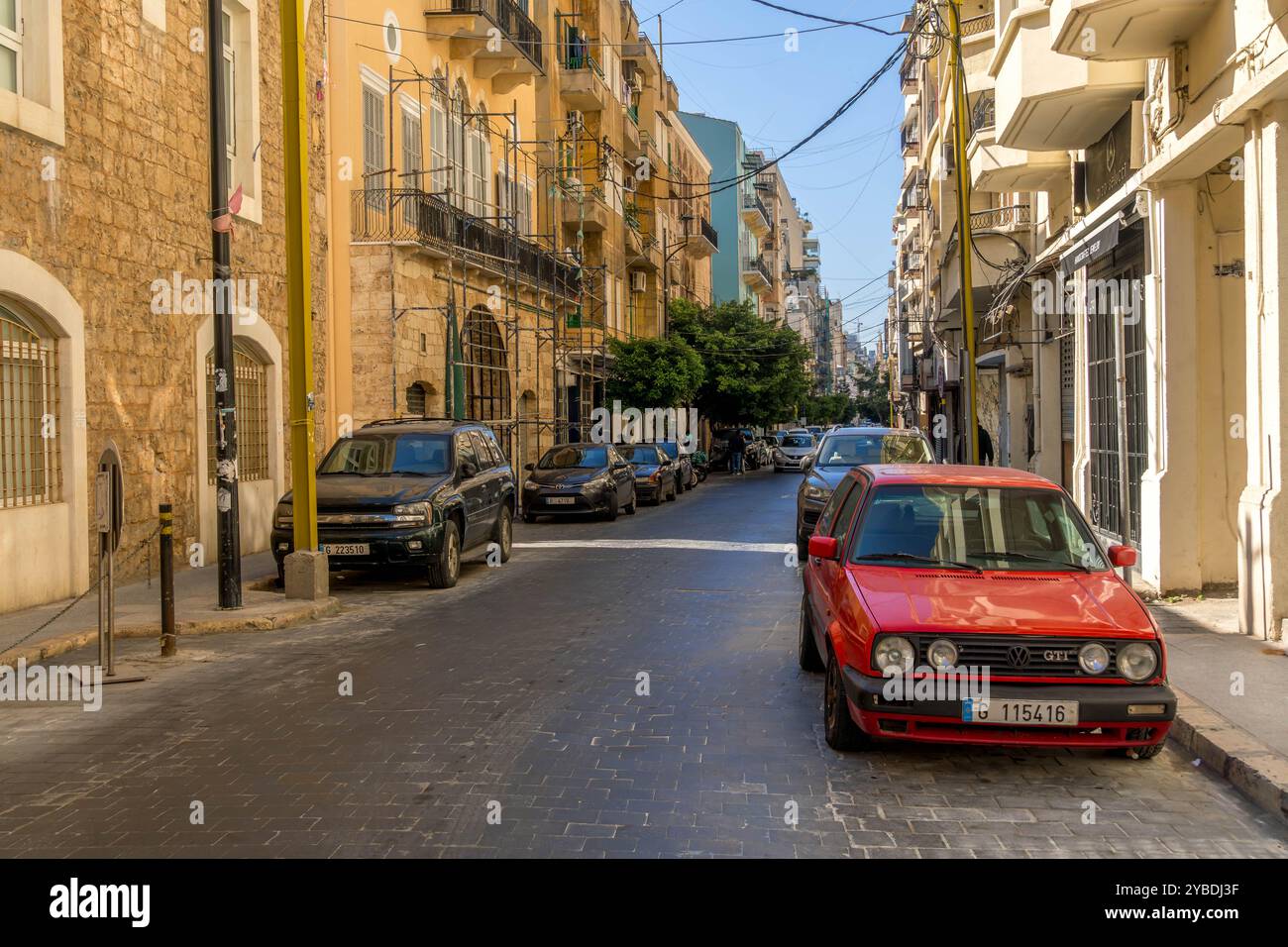 Urban vintage narrow street cars hi-res stock photography and images ...