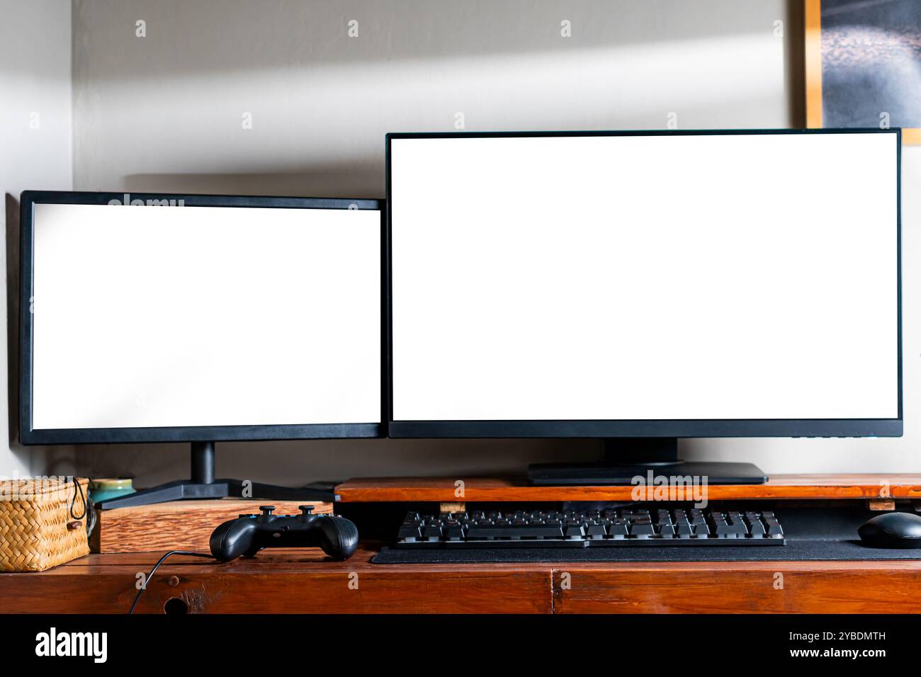 Dual monitor setup gaming hi-res stock photography and images - Alamy