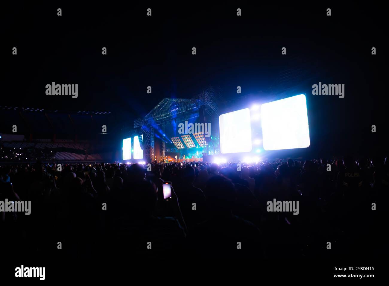 People watching live music hi-res stock photography and images - Alamy