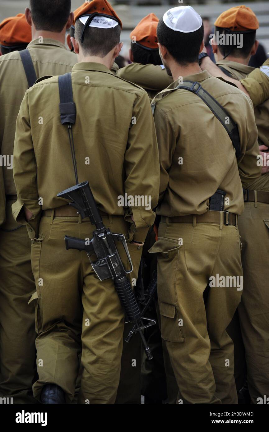 Soldiers of Israel's military visiting the Western Wall, Jerusalem ...