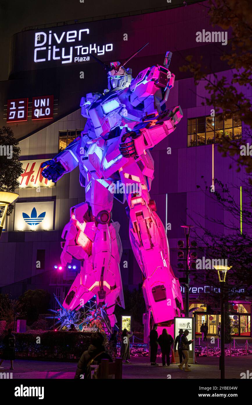 unicorn gundam statue illuminating the night in odaiba, tokyo Stock ... unicorn gundam statue illuminating the night in odaiba, tokyo Stock ...