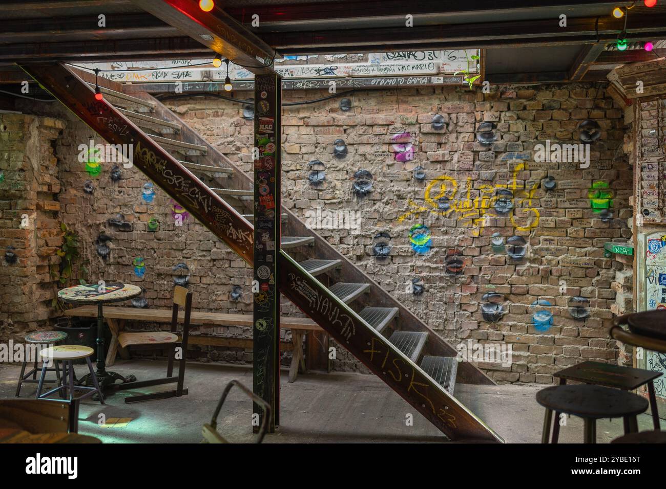 Ruins Bars in Budapest, creativity and art with Discarded Objects ...