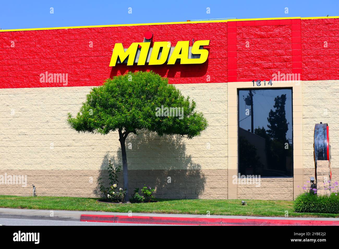 MIDAS Auto Repair, Oil Changes, Brakes and Tires Stock Photo - Alamy