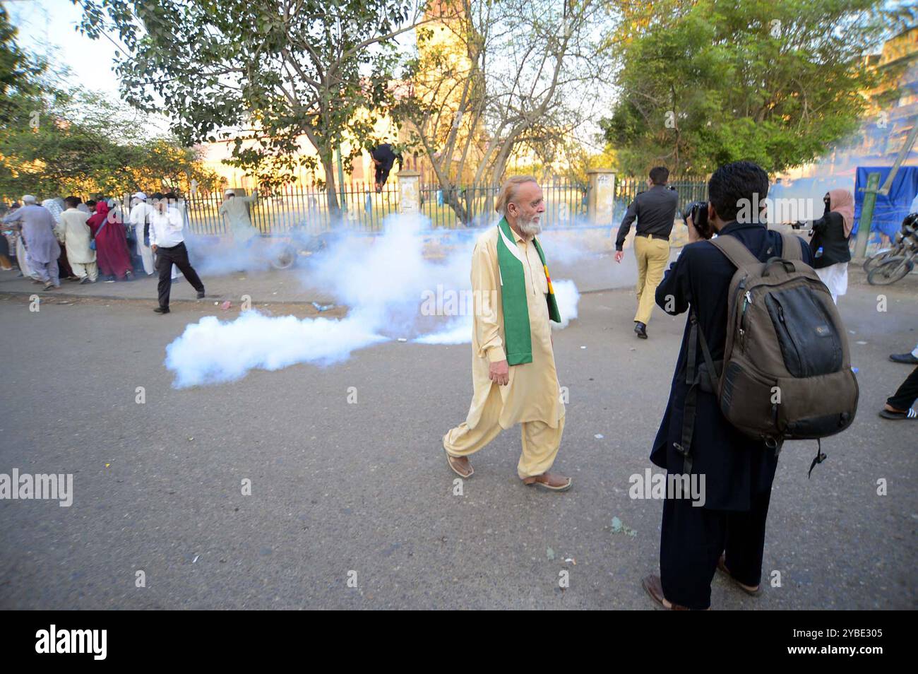 Police officials restore baton charge, fire tear gas and arrest to ...