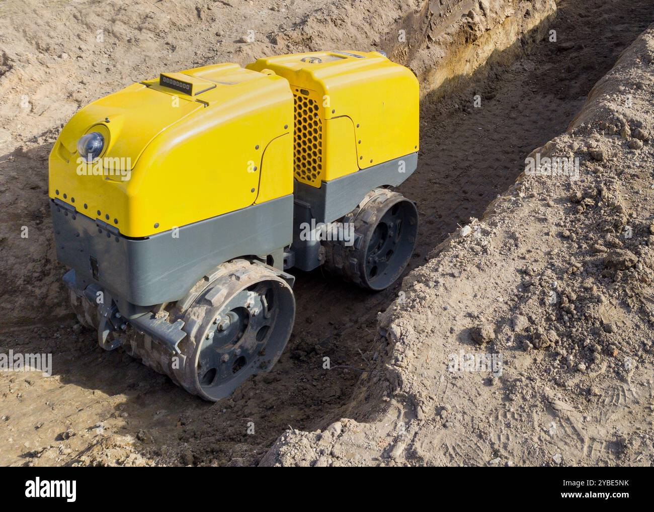 Yellow trench compactor hi-res stock photography and images - Alamy