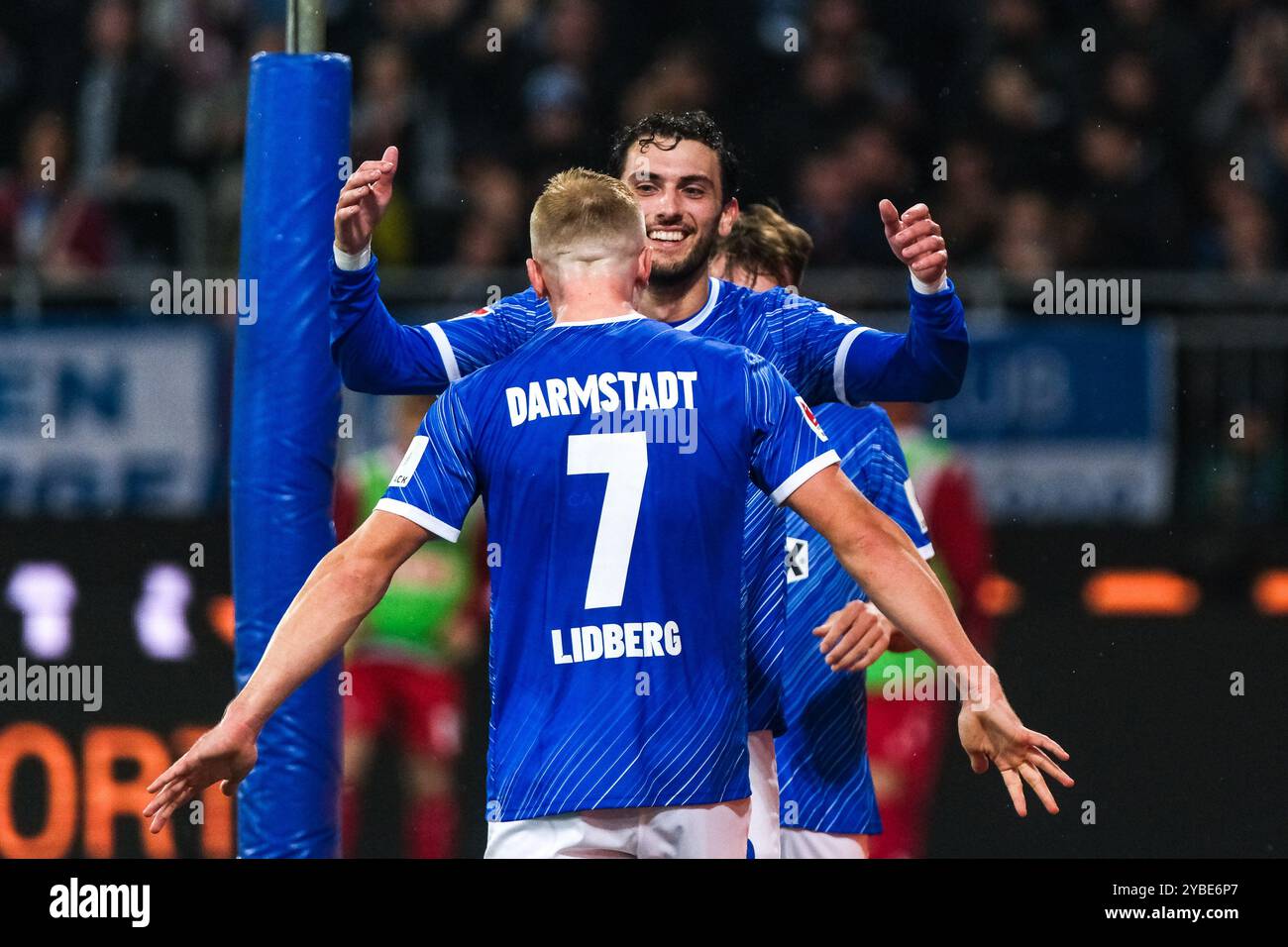 Isac Lidberg (SV Darmstadt 98, #07) und Fraser Hornby (SV Darmstadt 98, #09) bejubeln das Tor ...