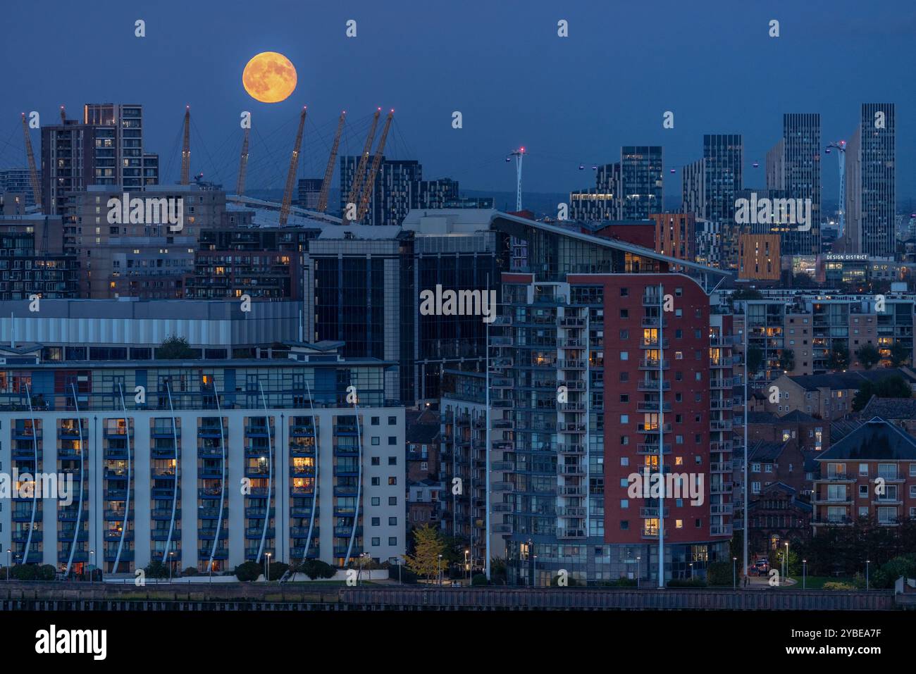 London, UK. 18th October 2024. UK Weather: Super Hunter’s Moon rises ...