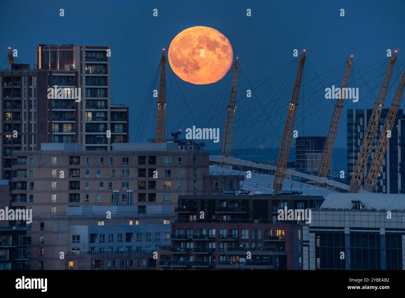 London, UK. 18th October 2024. UK Weather: Super Hunter’s Moon rises ...